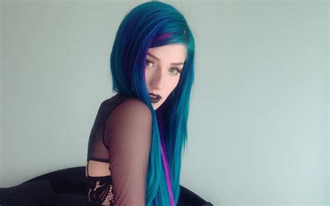 Fay Suicide En Pose Artística Colormusic