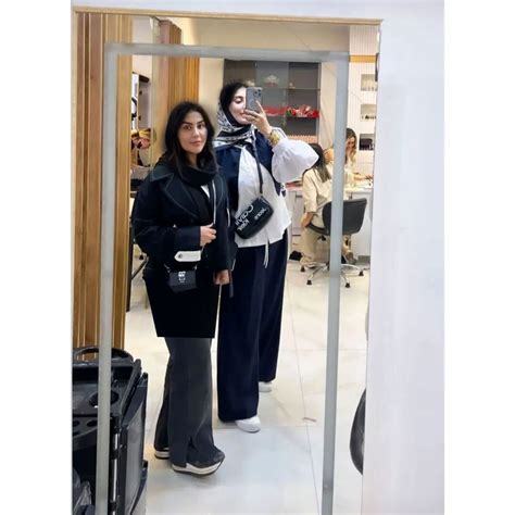 اکرم بانو بیرانوند و لیلا حسینی همسران فوتبالیست های معروف در یک سالن زیبایی