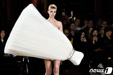 [포토in월드] 2023년 아방가르드 패션은 어디까지 와있나