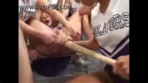 Le Meten Bat Por El Culo