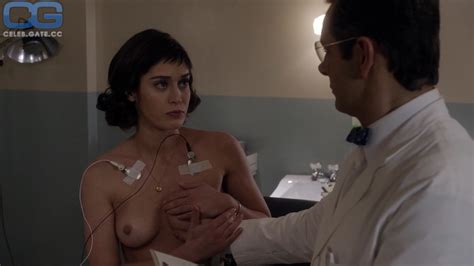 Lizzy Caplan Nude Pictures Onlyfans Leaks Playboy Photos Sex Scene