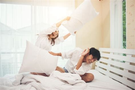 Glückliches Junges Paar Hat Spaß Im Bett Kostenlose Foto