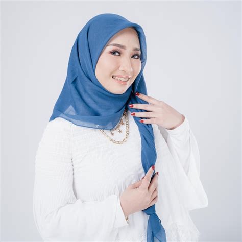 Retrato De Una Modelo Musulmana Que Usa Ropa Informal Moderna Con Hiyab