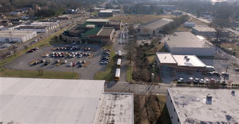 有关上学 交通场景 停放的巴士 停車場 停车管理 公共交通 城市规划 基礎設施 头顶射击 学区 学校旅行 屋頂 工业区 巴士出发 市區 市容 建筑屋顶 建築