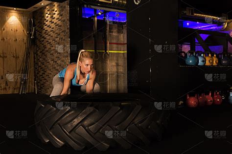 运动女子训练轮胎