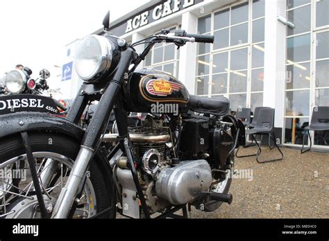 Royal enfield diesel motorcycle -Fotos und -Bildmaterial in hoher ...