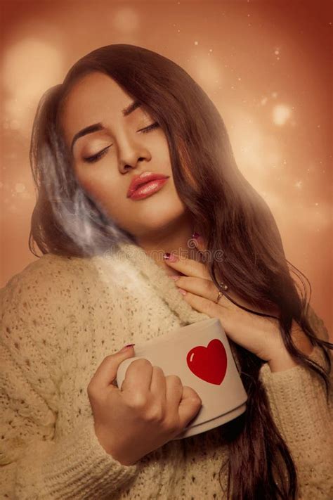 Wellustig Jong Brunette Met Hete Drank In Kop Stock Foto Image Of Aroma Meisje