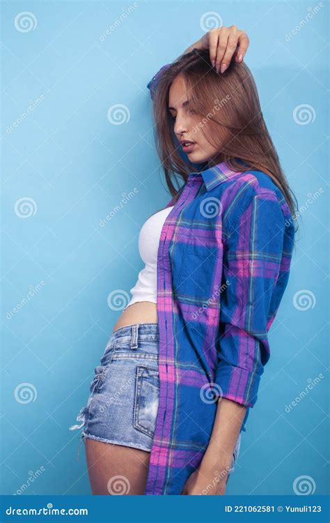 Jovencita Linda Posando Feliz Sonriendo En El Estilo De Vida De Fondo