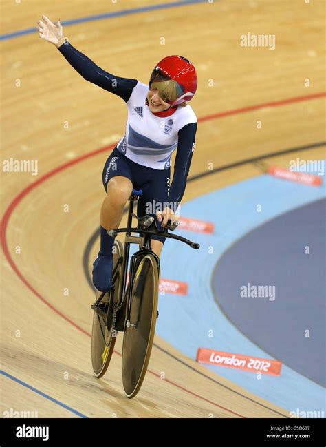 Die Britische Laura Trott Feiert Den Gewinn Der Goldmedaille Im Womens