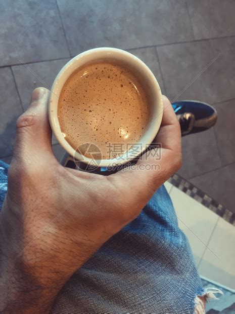 手拿咖啡杯高清图片下载 正版图片307181741 摄图网