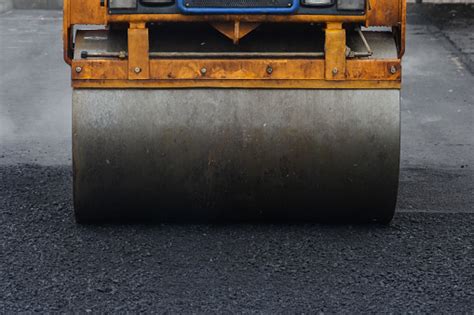 도시 인프라 개발 무거운 진동 롤러 압축기아스팔트 로드 롤러는 새로운 뜨거운 아스팔트를 누릅니다 새로운 도로 건설 아스팔트 로드 롤러 클로즈업 0명에 대한 스톡 사진 및