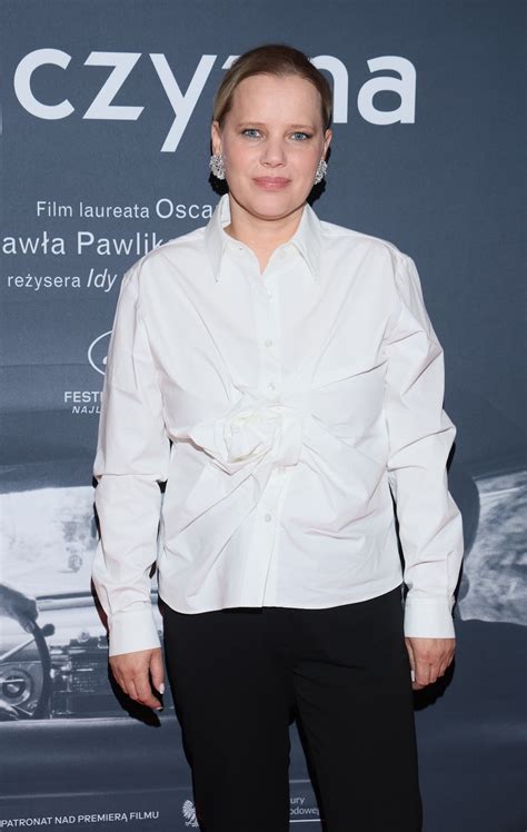 Joanna Kulig W Białej Koszuli I Czarnych Spodniach Capri Na Polskiej
