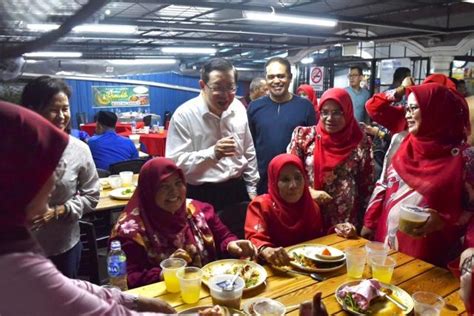 Daps Lim Guan Eng Joins Umno Leaders To Break Fast In Penang