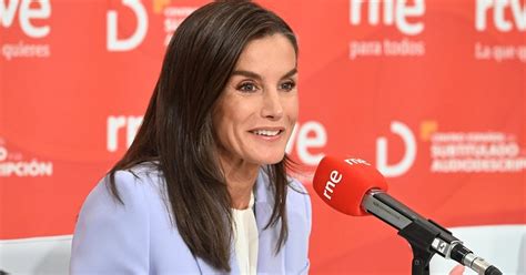 La Reina Letizia Vuelve A Ponerse Ante Los Micrófonos En Rne Su Saludo