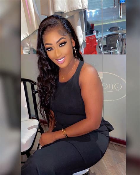 04 Photos Le Look Tout Noir De Lysa Fascine Ses Followers