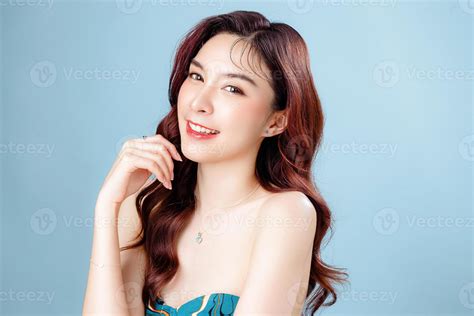 Mujer Asiática Con Una Cara Hermosa Y Una Piel Limpia Y Fresca Perfecta
