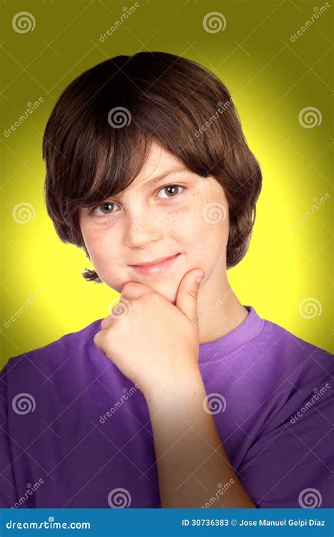 Ragazzo Sorridente Con La Mano Sul Suo Mento Immagine Stock Immagine