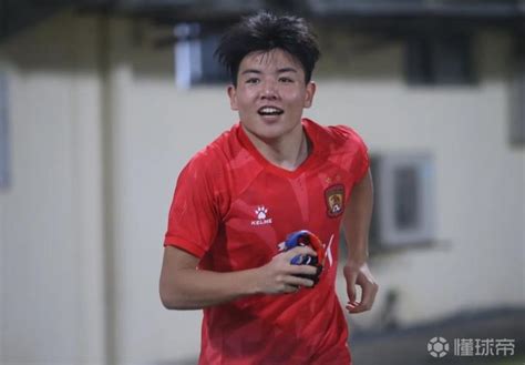 广州队小将徐彬庆祝赢球：首胜，助攻1，新赛季好运