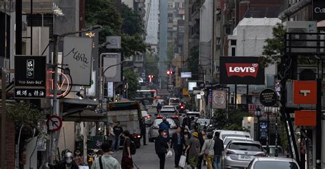 Building City People Street 亞洲 交通 人 人行道 公共交通工具 公共場所 公寓 商店 商業區 垂直拍攝 城市 城市景觀 城市環境