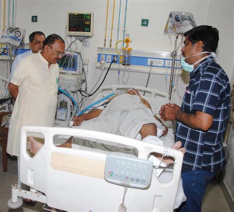 श्री देवनानी पहुँचे एसएमएस अस्पताल दुर्घटना में घायल हुए लोगों के