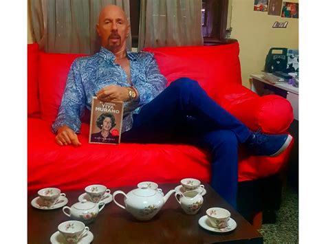 El Hijo De Yiya Murano Subasta El Juego De Té Con El Que Su Madre