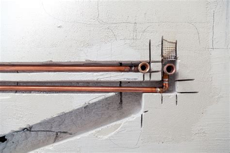 클로즈업 콘크리트 벽에 많은 새로운 하수 구리 및 플라스틱 파이프 피팅 개념 설치 배관 교체 파이프 라인 수리 전문 마스터 배관공 누설 파이프 0명에 대한 스톡 사진 및