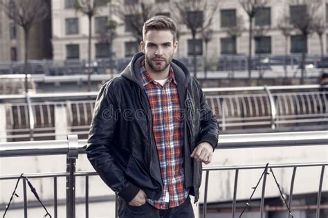Comodidad De Uso Casual Un Tipo Guapo De Estilo Casual Hombre Joven