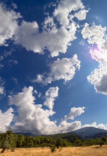 에비아의 그리스 섬에 마을에서 접근 여름 폭풍 전에 거대한 Cumulus 구름의 파노라마 보기 0명에 대한 스톡 사진 및 기타 이미지 Istock