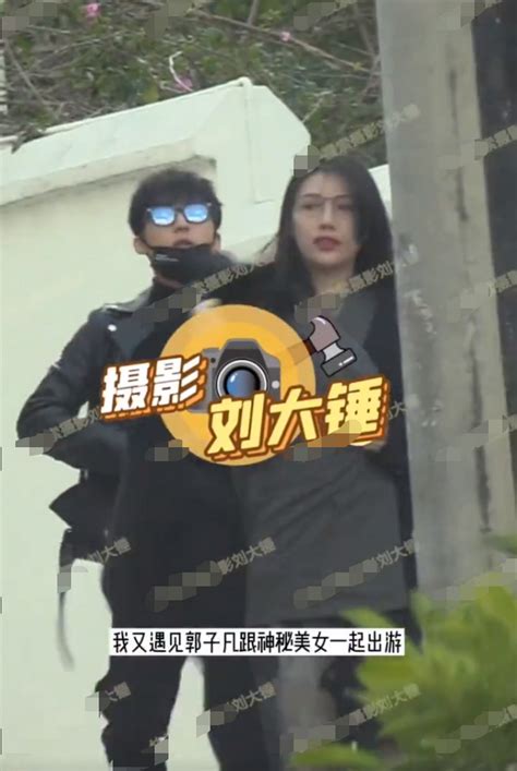 郭子凡和一女子出游被拍 街头牵手亲吻举止亲密新浪图片