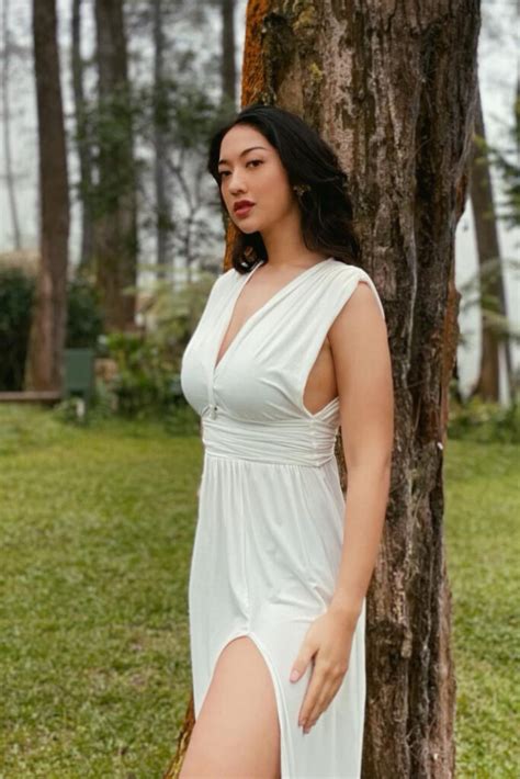 Dress Elegan Dan Seksi Anindita Hidayat Page 2 Of 3 Dzargon