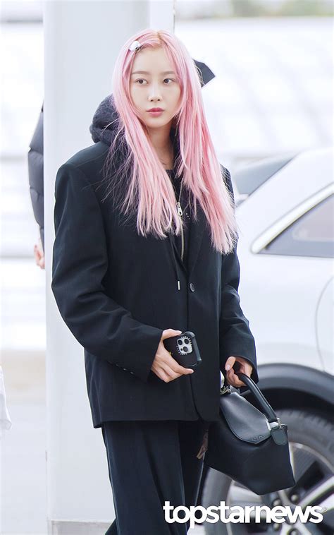 에스파 지젤 ‘올 블랙에 헤어만 핑크 애리 인천공항 출국 Hd포토