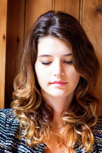 Potret Cantik Shy Swiss Young Woman Melihat Ke Bawah Foto Stok Unduh