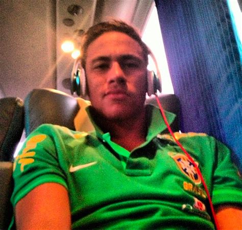 Neymar vai de fones de ouvido ao treino da Seleção Brasileira OFuxico