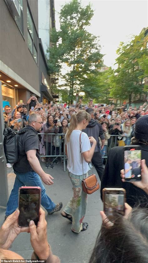 Taylor Swift Surrounded By Crowd Of Fans As She Leaves Nycs Electric