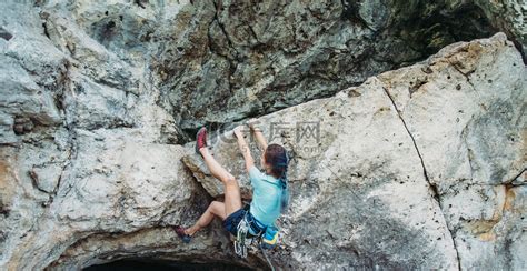女人开始户外攀爬高清摄影大图 千库网