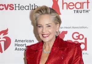 A 67 éves Sharon Stone Bebizonyította A Merész Stílusnak Nincs Korhatára Elle