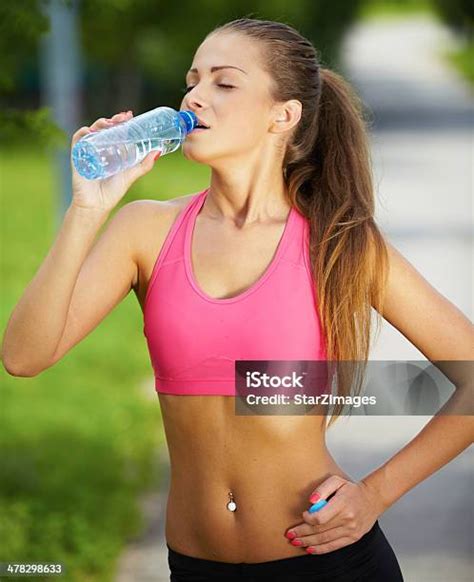 Gadis Kebugaran Haus Memegang Sebotol Air Foto Stok Unduh Gambar Sekarang 20 24 Tahun 20