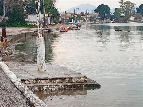 Η θάλασσα βγήκε στη στεριά Κομμένοι δρόμοι και πλημμύρες σε
