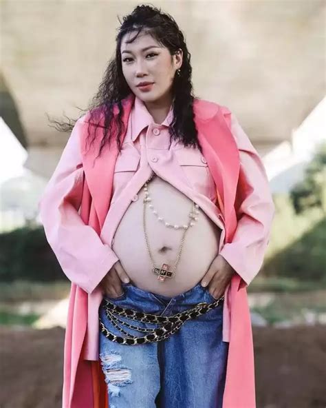 「大膽地裸露？」從李荷妮到全慧彬⋯漂亮孕媽咪令眾人吃驚的最新流行