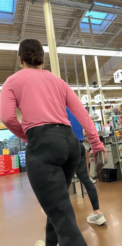 Twin Bubble Butt Sisters Lulu At Grocery Store Spandex Leggings