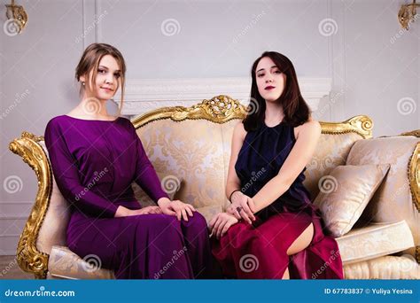 Mooi Sexy Elegant Meisje Twee In Avondjurken Het Zetten Stock Afbeelding Image Of Haar Paar