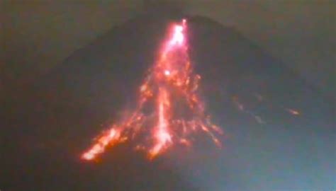 Awas Ini Penampakan Semburan Guguran Lava Pijar Gunung Merapi