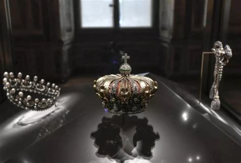 Napoleons Diamond Crown And Emerald Necklace Stolen From The Louvre