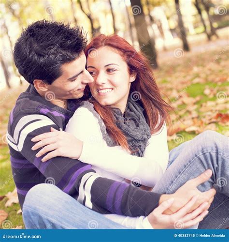 Liefde En Affectie Tussen Een Jong Paar Stock Afbeelding Image Of Lachen Pret