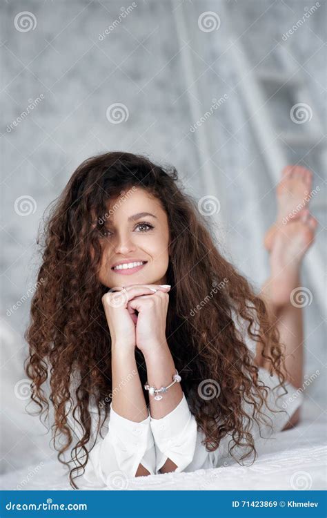 Ritratto Di Bella Ragazza Con Capelli Ricci Sul Letto Immagine Stock Immagine Di Signora