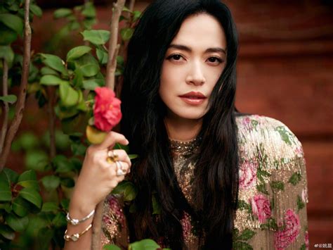 姚晨穿花裙露纤细美腿 一头长卷发展现熟女魅力——上海热线娱乐频道