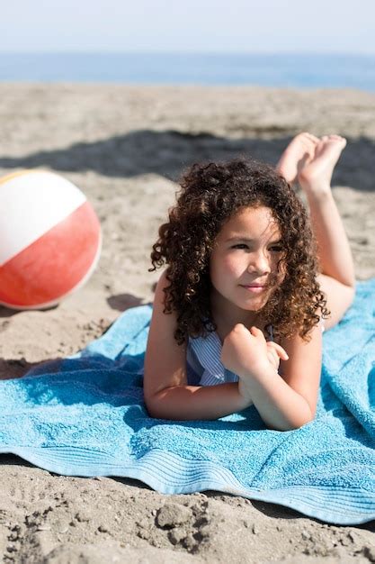 Menina Ambiente Praia Imagens Download Grátis No Freepik