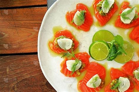 三文鱼生鱼片配辣酱。