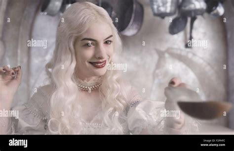 Anne Hathaway Alice In Wonderland