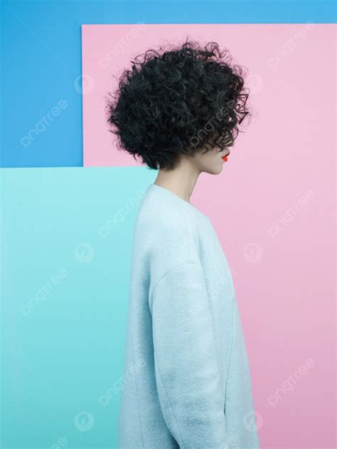 화려한 파스텔 배경의 세련된 룩북 가을 겨울 시즌 밝은 봄에 하늘색 코트를 입은 아름다운 아시아 여성의 스튜디오 패션 초상화 및 무료 다운로드를위한 그림 Pngtree